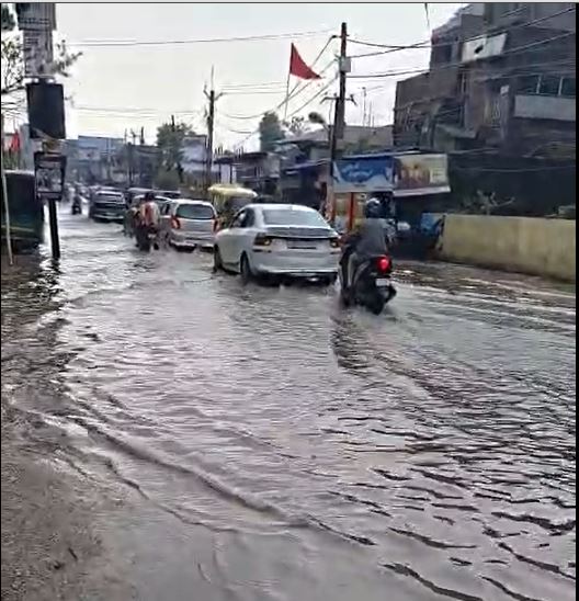 Ranchi News: रातु प्रखंड व थाना के पास जलजमाव, घरों में घुसा बारिश का ...